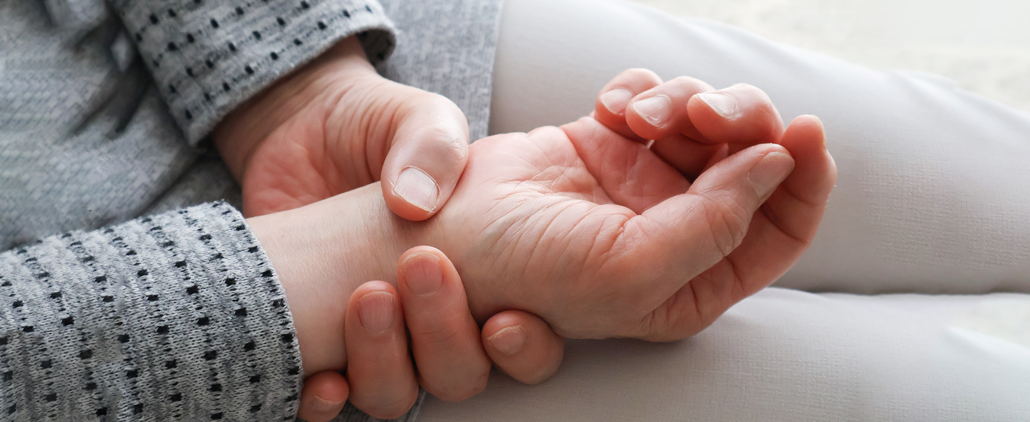 更年期の手の不調メノポハンドとは | COLUMNS | est're（エストール）公式サイト|女性のためのセルフケアブランド